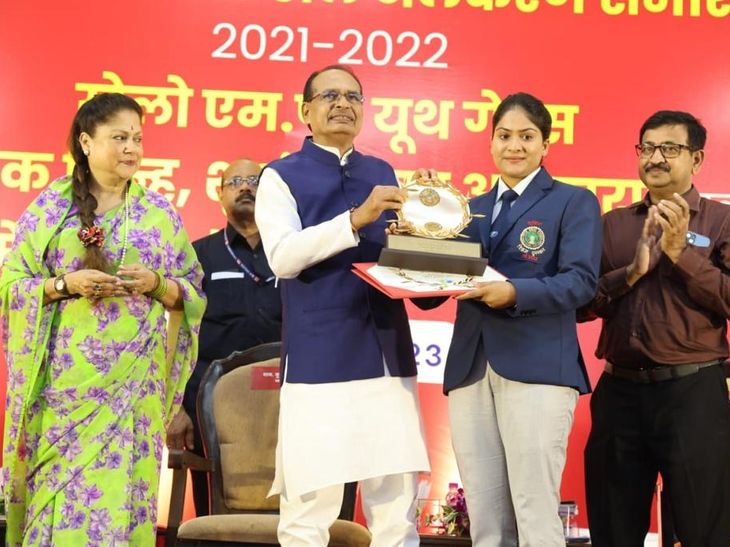 Chief Minister honored Pragati Dubey | प्रगति दुबे को मुख्यमंत्री ने किया सम्मानित: बेगमगंज की ...