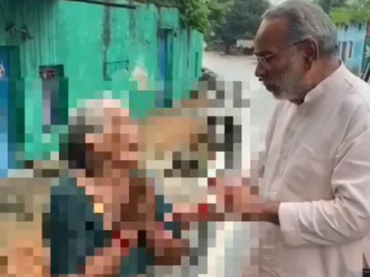 Vaddha descended into the drain to drain the water. | पानी निकासी के ...