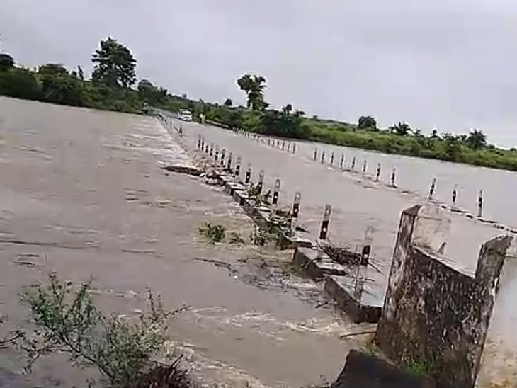 Water level of rivers and drains increased, Pathari Khurai road closed ...