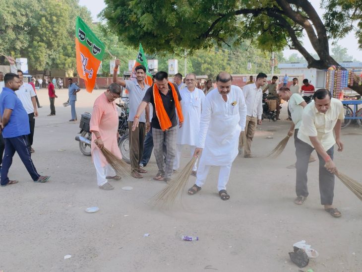 BJP leaders swept broom at Nawada station on PM Narendra Modi Birthday ...