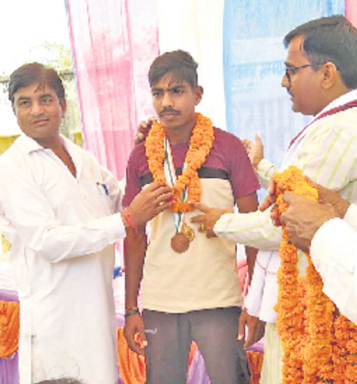 Welcome to Mohit who returned after winning the gold medal. | स्वर्ण ...