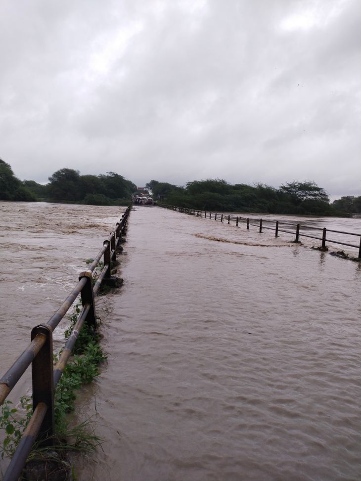 Three feet water on Chambal river bridge, Ujjain-Badnagar road closed ...