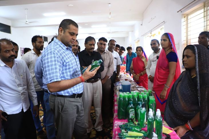 Collector inspected livelihood fair | आजीविका मेले का कलेक्टर ने किया ...