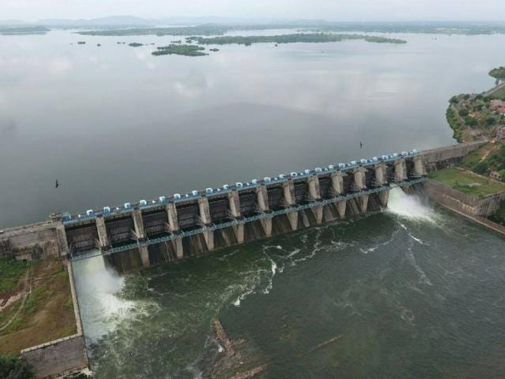 Opened two gates of Som-Kamala-Amba dam | सोम-कमला-आंबा बांध के दो गेट ...
