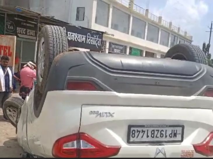 Accident on Satna-Kothi road: Car overturns after climbing divider, car ...