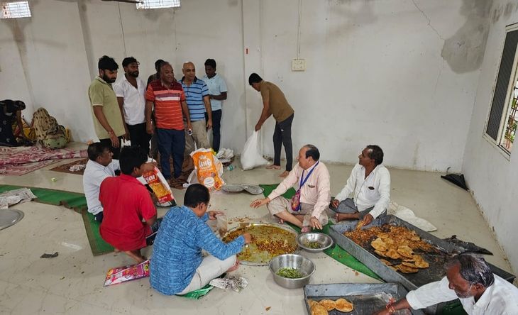 Prepare and send 500 food packets to the flood affected people of the ...