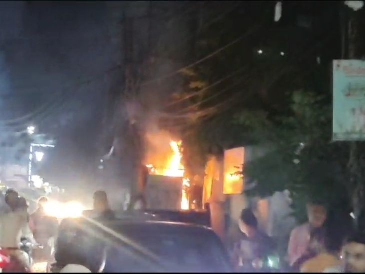 Transformer caught fire after loud explosion | तेज धमाके के बाद ...