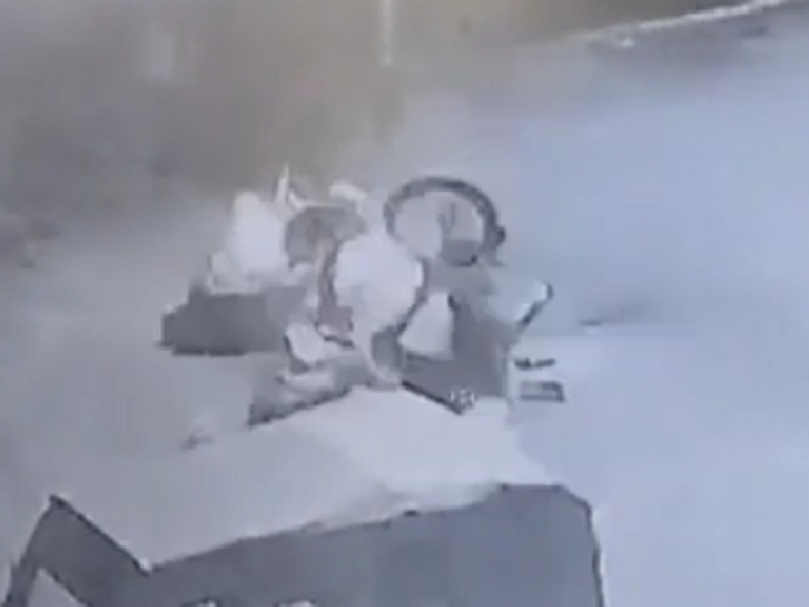 Jabalpur Bike Accident VIDEO Footage; One Killed, 2 Injured In Collision | जबलपुर में दो बाइकों ...