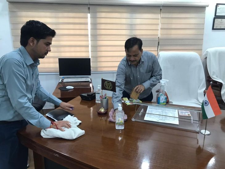 Amroha DM cleaned the collectorate | अमरोहा डीएम ने कलेक्ट्रेट में की ...