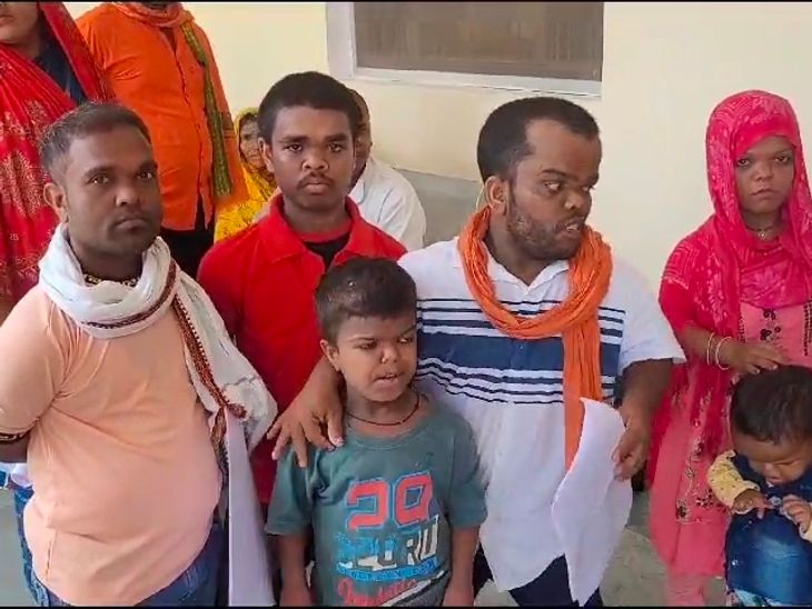 People of dwarf community reached DM office in Ghazipur | गाजीपुर में ...