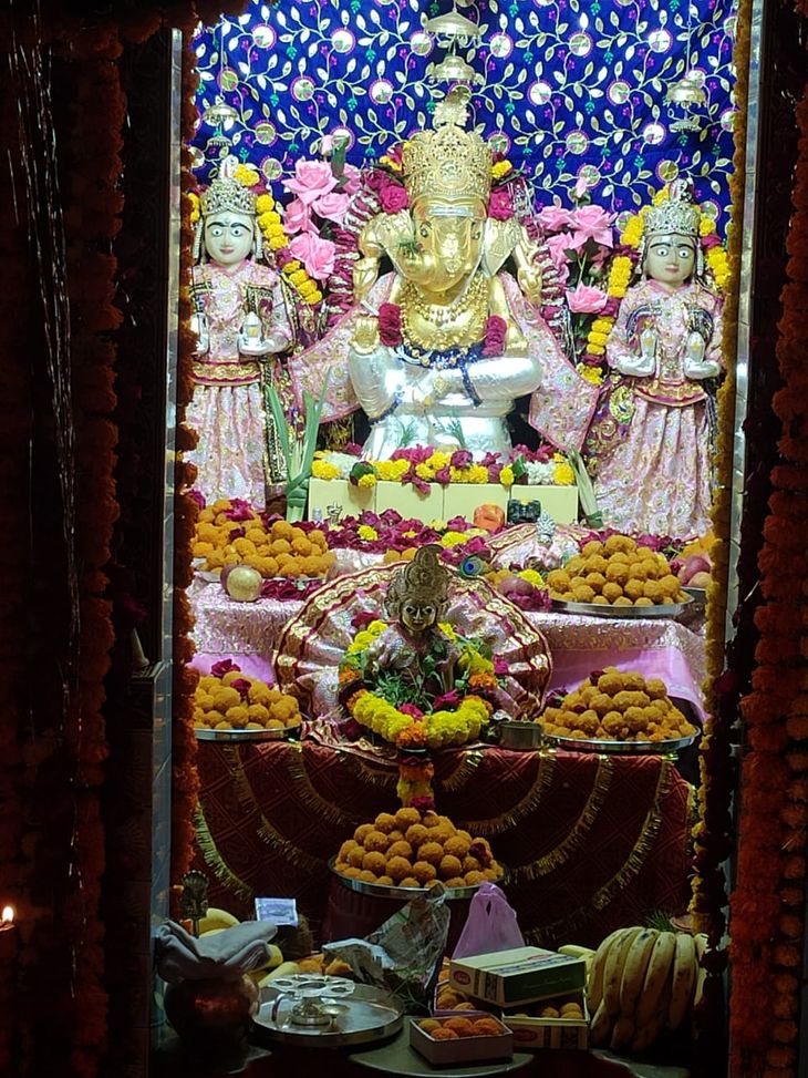 Maha Aarti after the procession in the ancient Ganesh temple | पुरातन ...