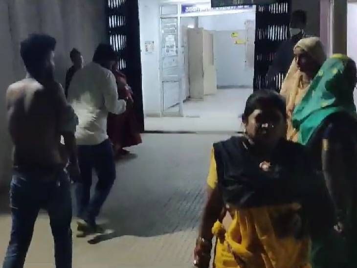 Fire with a machete in front of Collectorate gate in Rewa, one youth ...