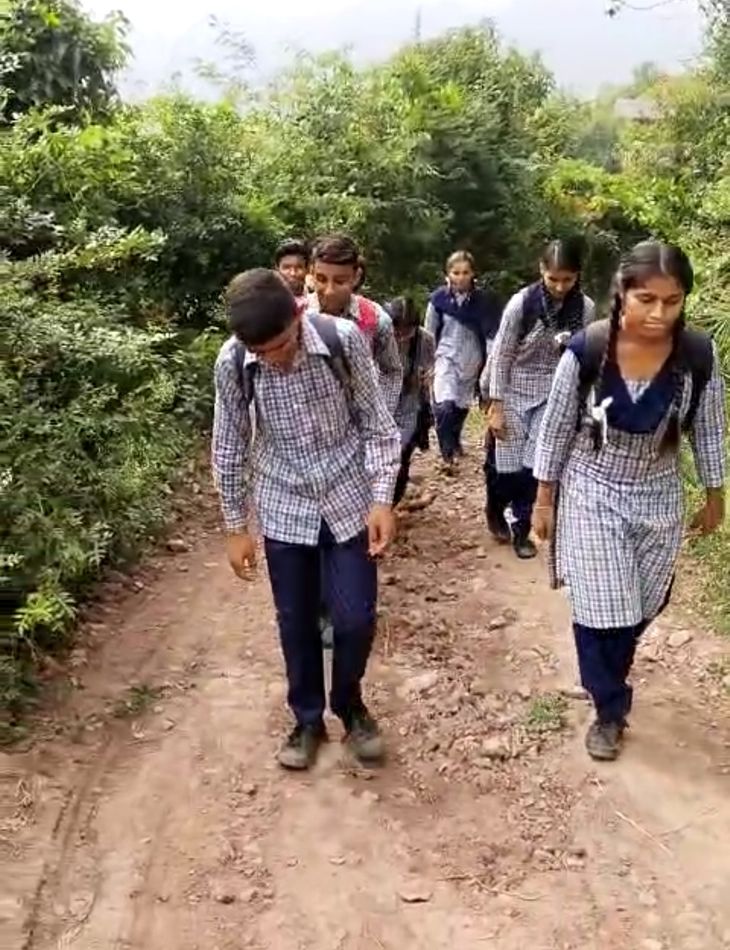 Children of Kothi Panchayat reaching school on foot through 5 kilometer ...