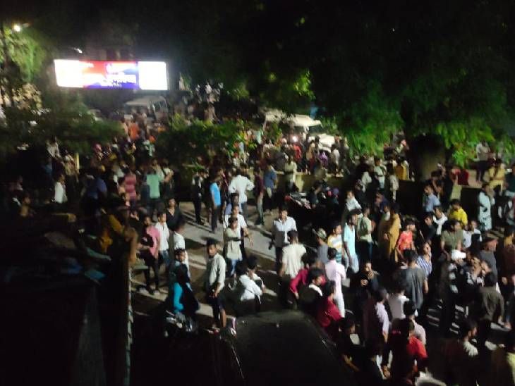 Young man entered the small dargah of Rewa, people of special class ...