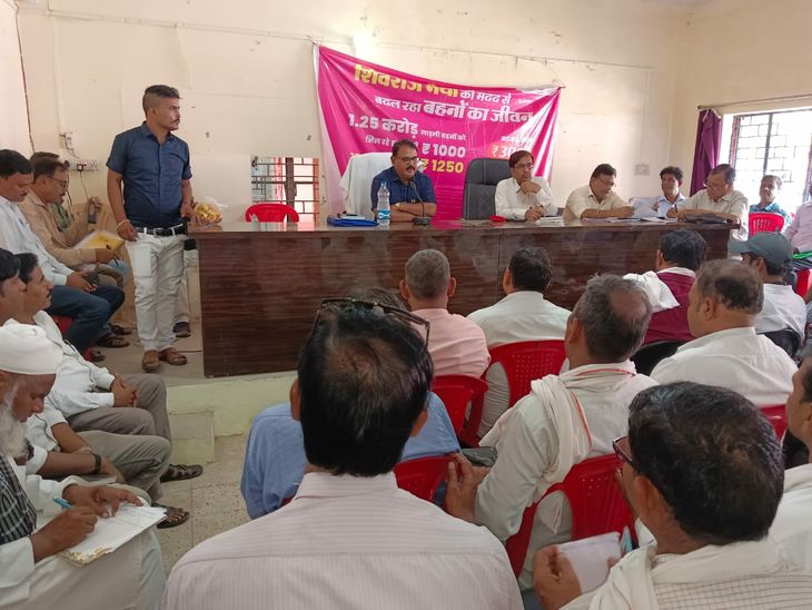 New CEO of Bhitarwar took review meeting | भितरवार के नवागत सीईओ ने ली ...