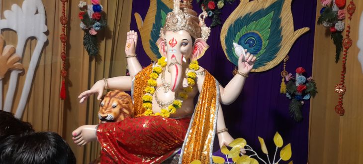 Ganpati's court decorated with 15 feet high statue of Raja of Damoh ...