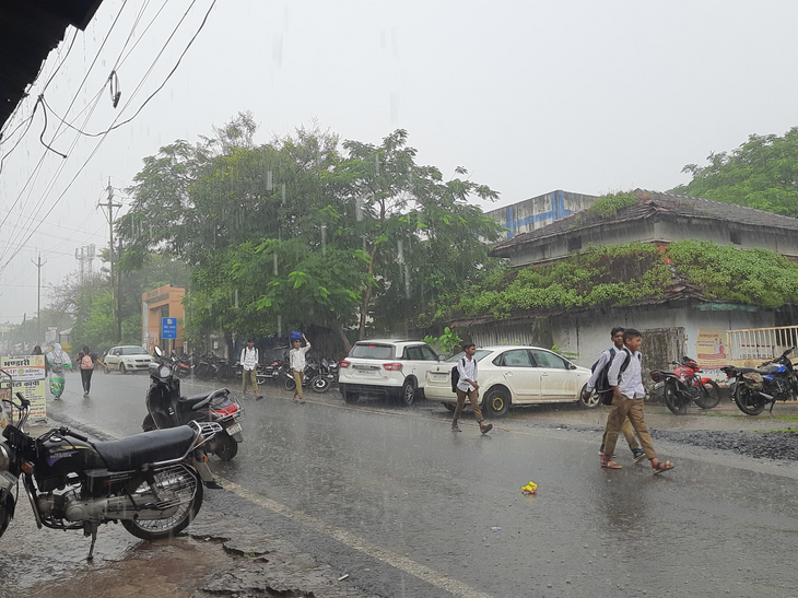 Half an inch of rain in 40 minutes, roads filled with water ...