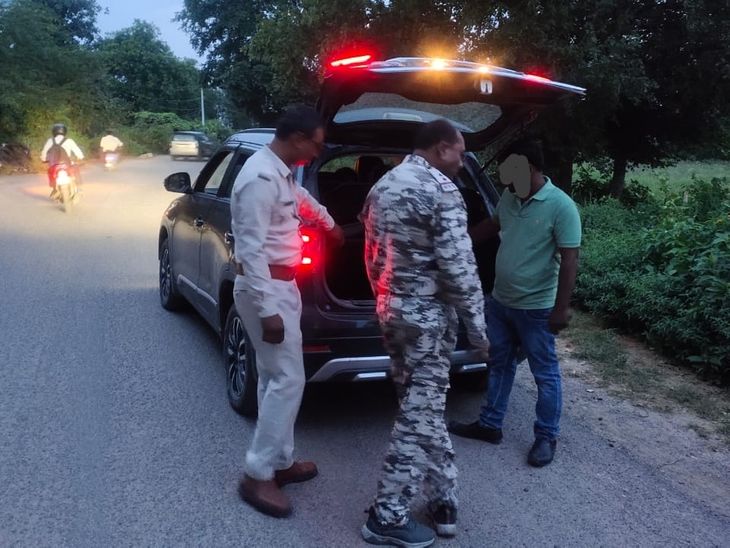 Rs 4.95 lakh found in car on UP-MP border | दतिया पुलिस की चेकिंग: यूपी ...
