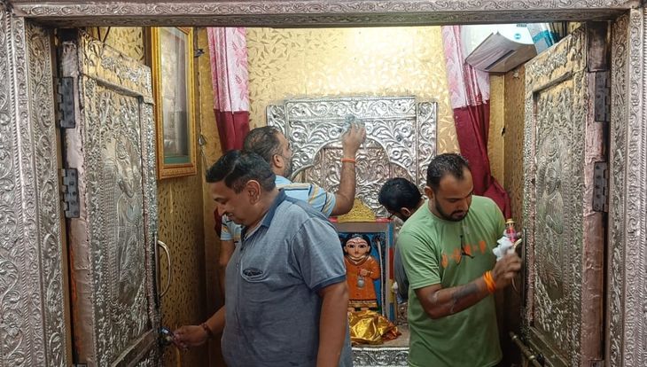 Baba Sodhal's statue cleaned with Ganga water | गंगाजल से स्वच्छ की ...