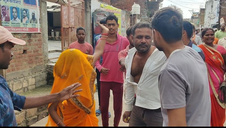 Drunk man molests woman | महिला के साथ नशे में युवक ने की छेड़छाड़ - Bhind News | Dainik Bhaskar