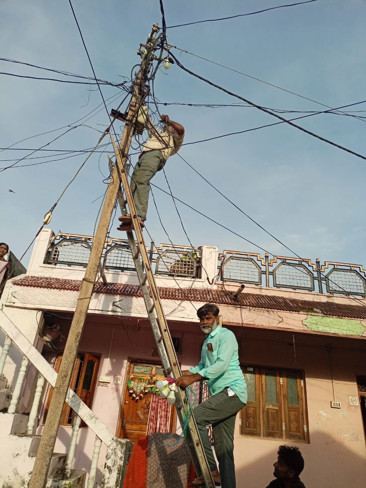 Gram Panchayat installed street lights in Sarola | सारोला में ग्राम ...