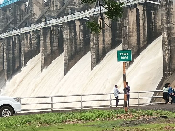 Five gates of Tawa Dam opened at 5 feet each | तवा डेम के पांच गेट 5-5 ...