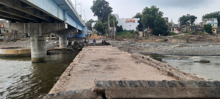 The slab of the 100 year old bridge built on Maan river was washed away ...