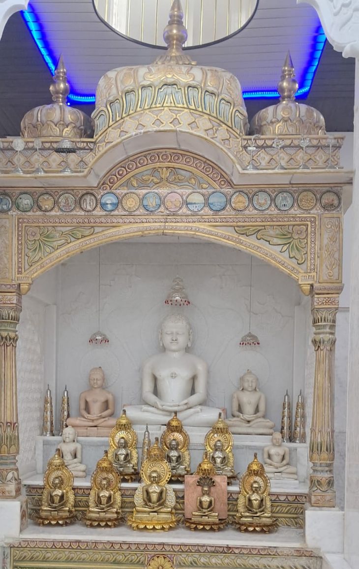 Abhishek, Shantidhara and Jinendra worship were performed in Digambar ...