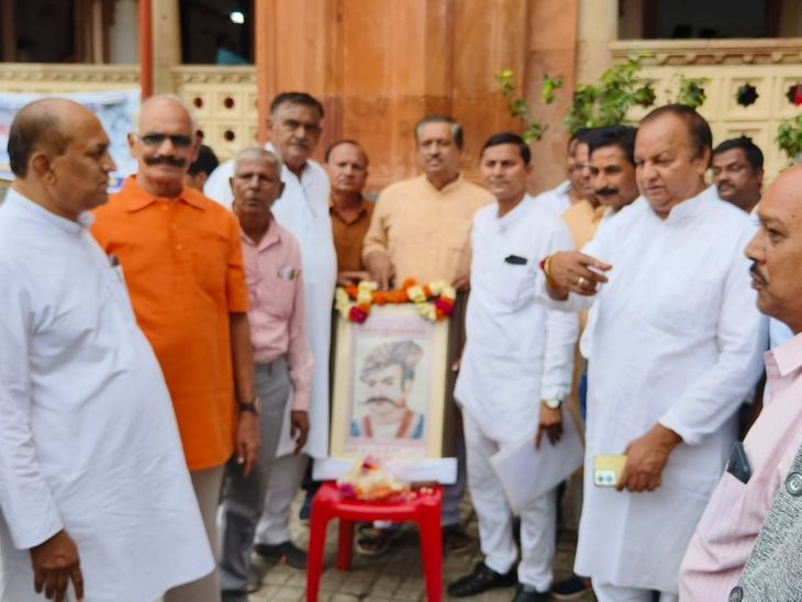 Yadav community offered floral tribute in Indore | इंदौर में यादव समाज ...