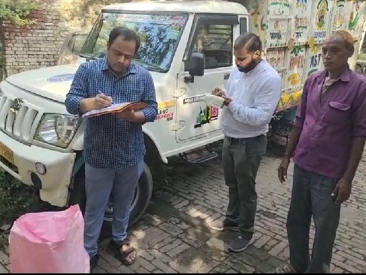 Bhogaon police raid on information about fake fertilizer | नकली खाद की ...