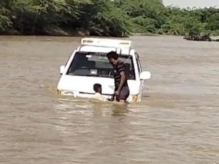 Car stuck in river in Pali, pulled out of tractor | सूखी नदी में आया 3 ...