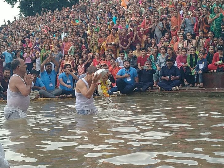 Stone statue of Lord Narasimha floated in water 3 times | 3 बार पानी ...