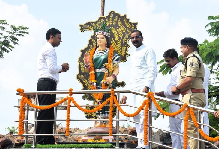 Chhattisgarh Mahtari's statue unveiled in Collectorate premises ...