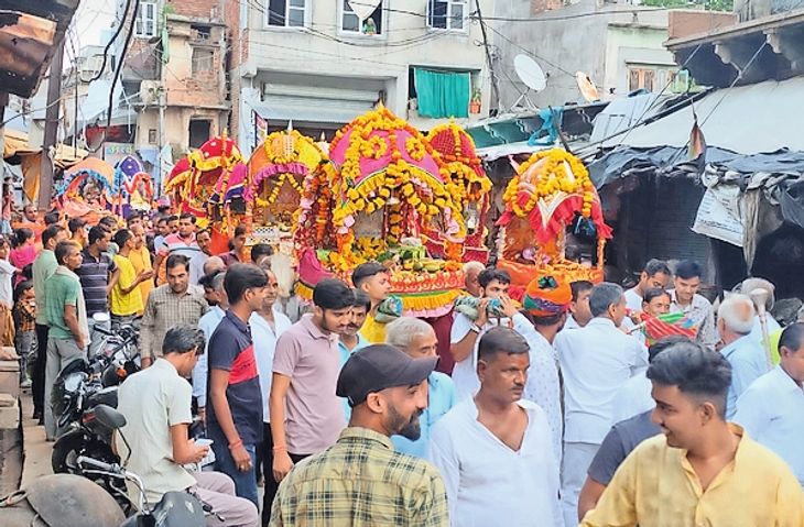 Dev Viman with Charbhujanathji in Nainwan | नैनवां में चारभुजानाथजी के ...