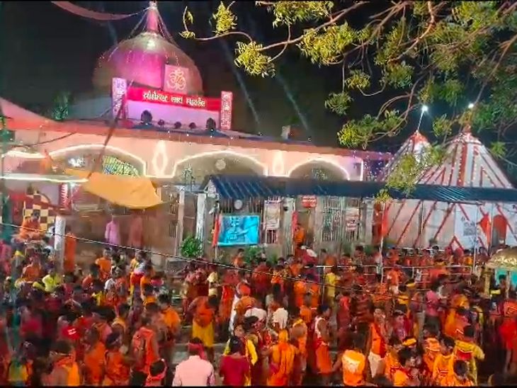 Crowd of devotees gathered in Areraj Someshwar Nath Mahadev Temple ...