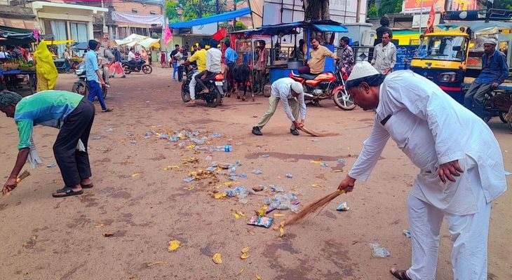 Message of unity: Sweeping broom to teach cleanliness, decided to ...