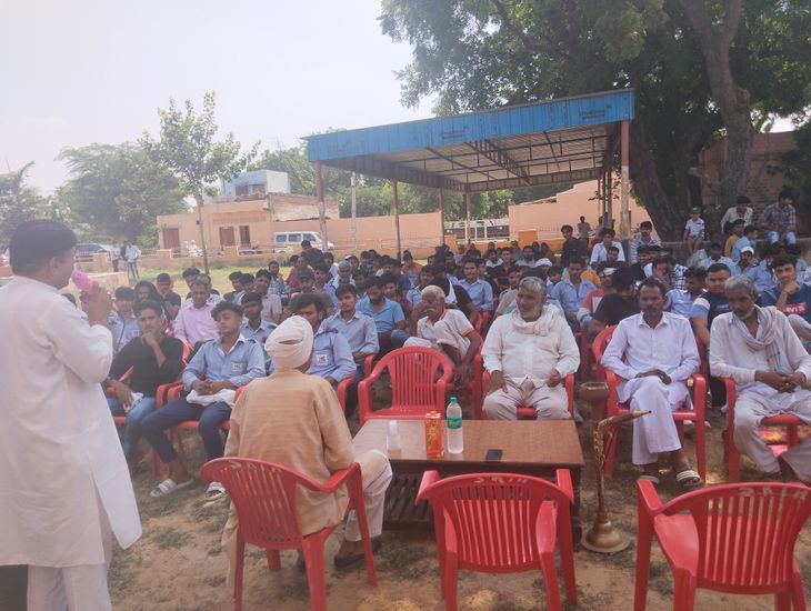 Congress leader pays tribute to Bhagat Singh in Bhakli | भाकली में ...