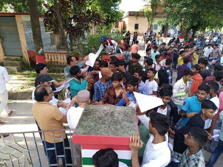 College administration climbed a tree distributed exam question-papers to students in araria ...