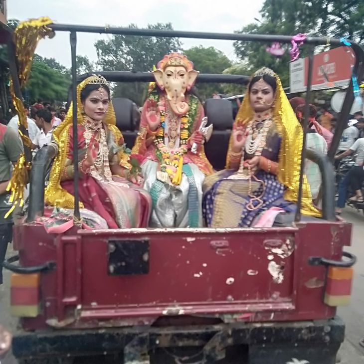 Brahma Kumaris decorated the tableau of Lord Ganesha with a moving ceremony. | चल समारोह के साथ ...