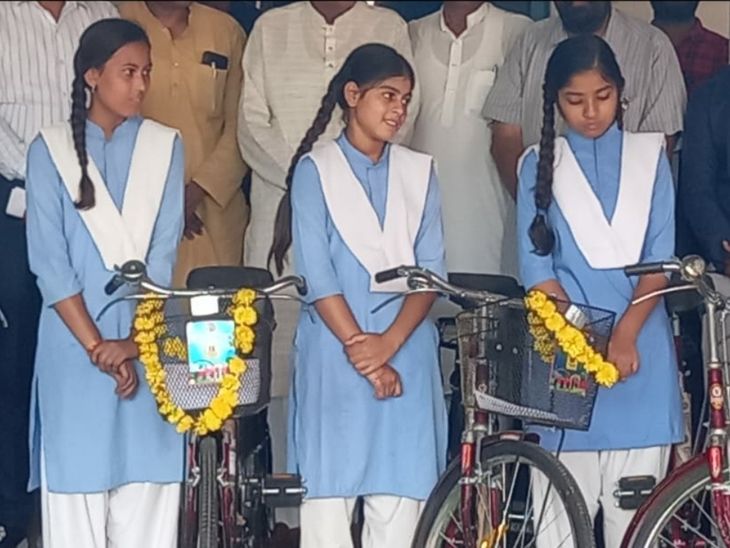 11 girl students of Government Girls School got bicycles | शासकीय कन्या ...
