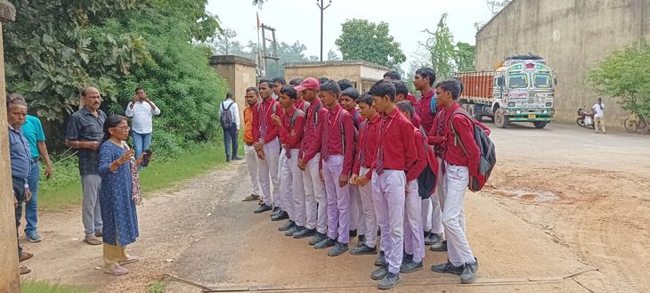 Chakulia: Students visited FCI warehouse | चाकुलिया : छात्रों ने एफसीआई ...