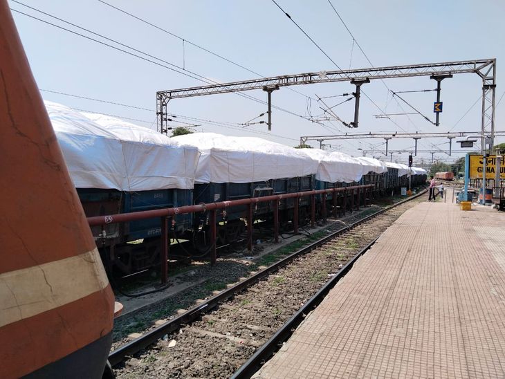 Goods train divided into two parts due to breakage of coupling, half of ...