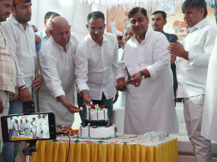 PCC Chief cuts cake with sword on birthday | जन्मदिन पर पीसीसी चीफ ने ...