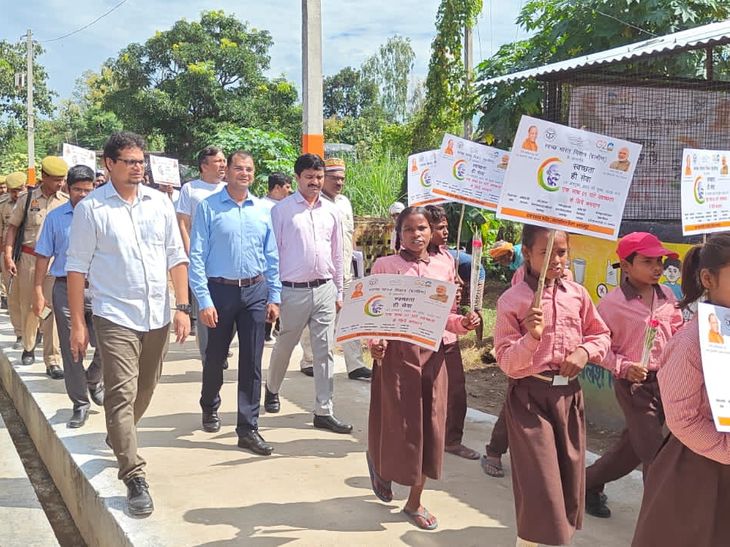 Principal Secretary gave Shramdan message of cleanliness | प्रमुख सचिव ...