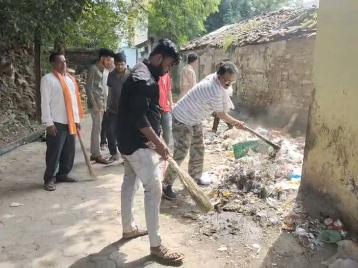Due to the strike of cleaning workers of Nagar Panchayat, garbage ...
