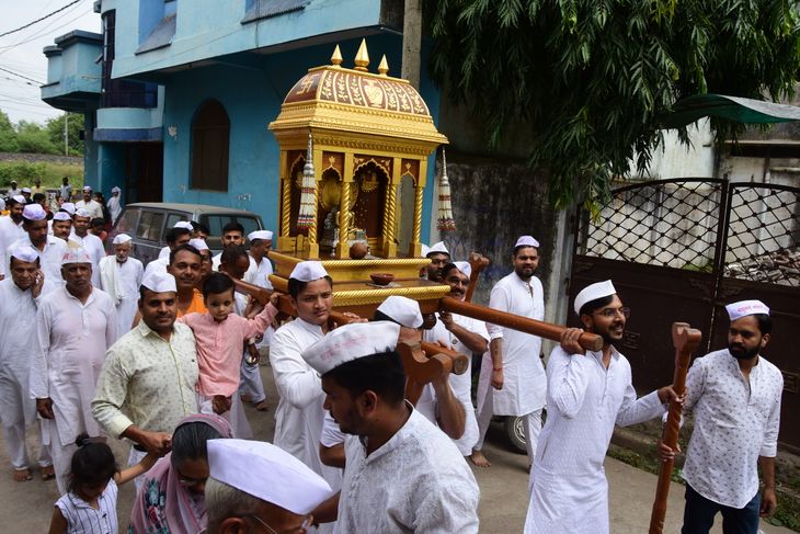 Shriji came out riding in a silver palanquin and performed the aarti ...