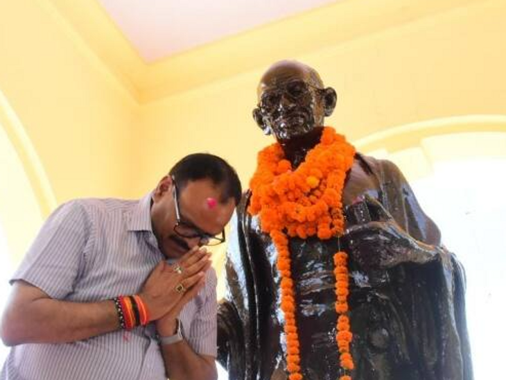 Deputy Chief Minister Brijesh Pathak garlanded the Gandhi statue ...