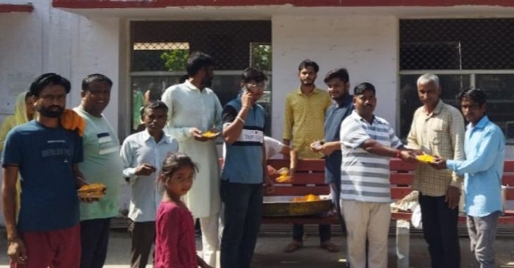 Railway Passenger Welfare Association ran langar at the station | रेल ...