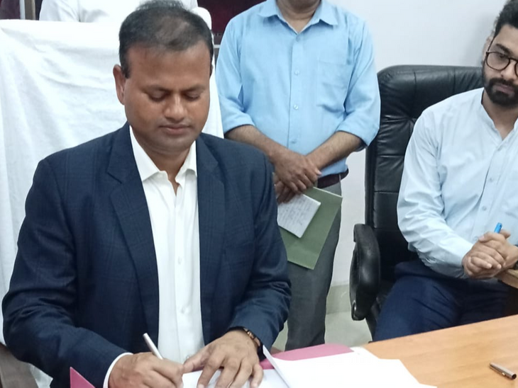 New DM Ravindra Kumar took charge कलेक्ट्रेट में निरीक्षण के दौरान कहा ...