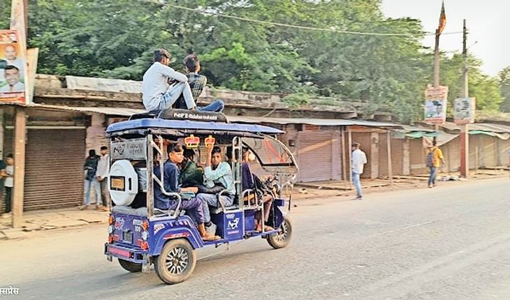 E-rickshaws also overloaded... | ई-रिक्शा भी ओवरलोड... छत पर सवार होकर ...